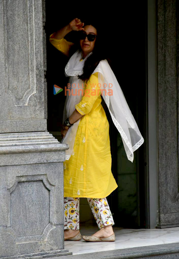 Photos Kareena Kapoor Khan And Karisma Kapoor Snapped At Their Father Randhir Kapoors House In