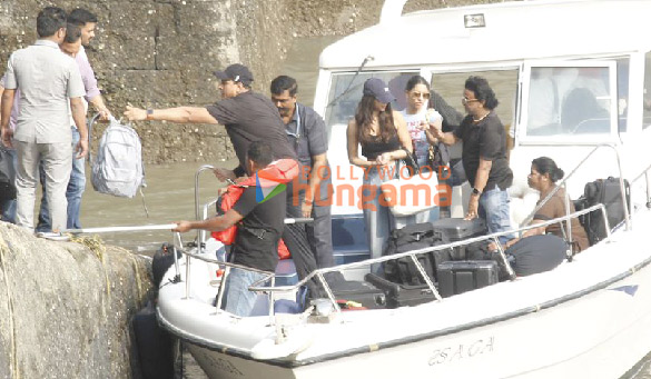 Photos Shah Rukh Khan with wife Gauri and daughter Suhana snapped at ...