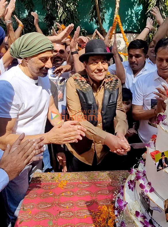 Photos Sunny Deol and Bobby Deol celebrate father Dharmendra’s 89th ...