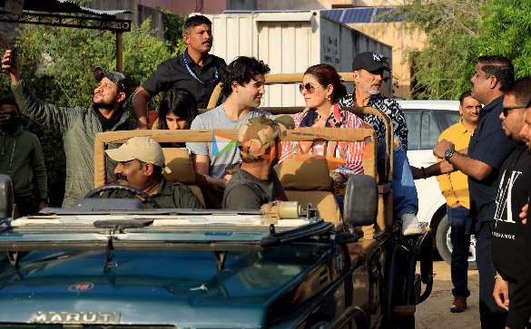 Photos Akshay Kumar and family snapped while on safari at Jhalana (3) | Nitara Kumar, Aarav ...