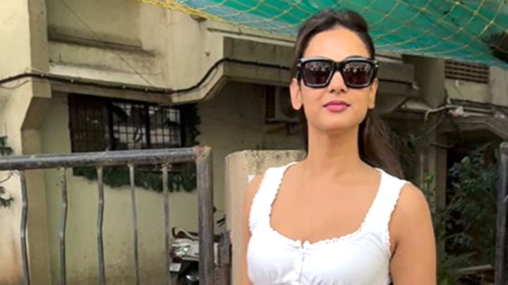 Jannat girl! Sonal Chauhan chit chats with paps as she gets clicked - Bollywood Hungama