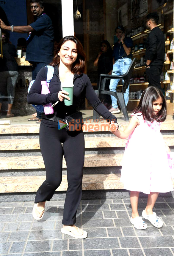 Photos: Soha Ali Khan snapped with her daughter Inaaya outside a salon ...